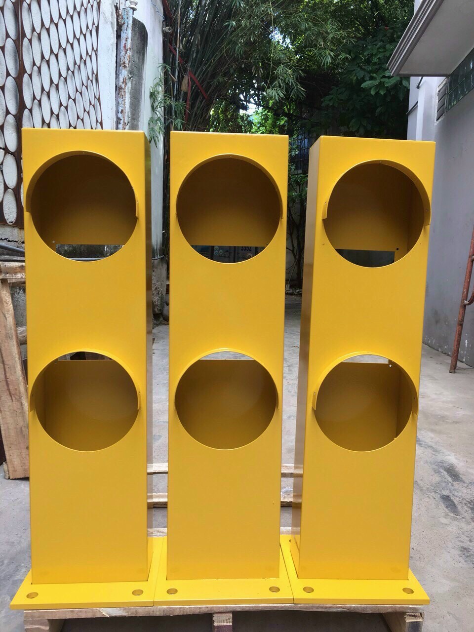 Yellow flashing warning post - Traffic light box | Quan Pham