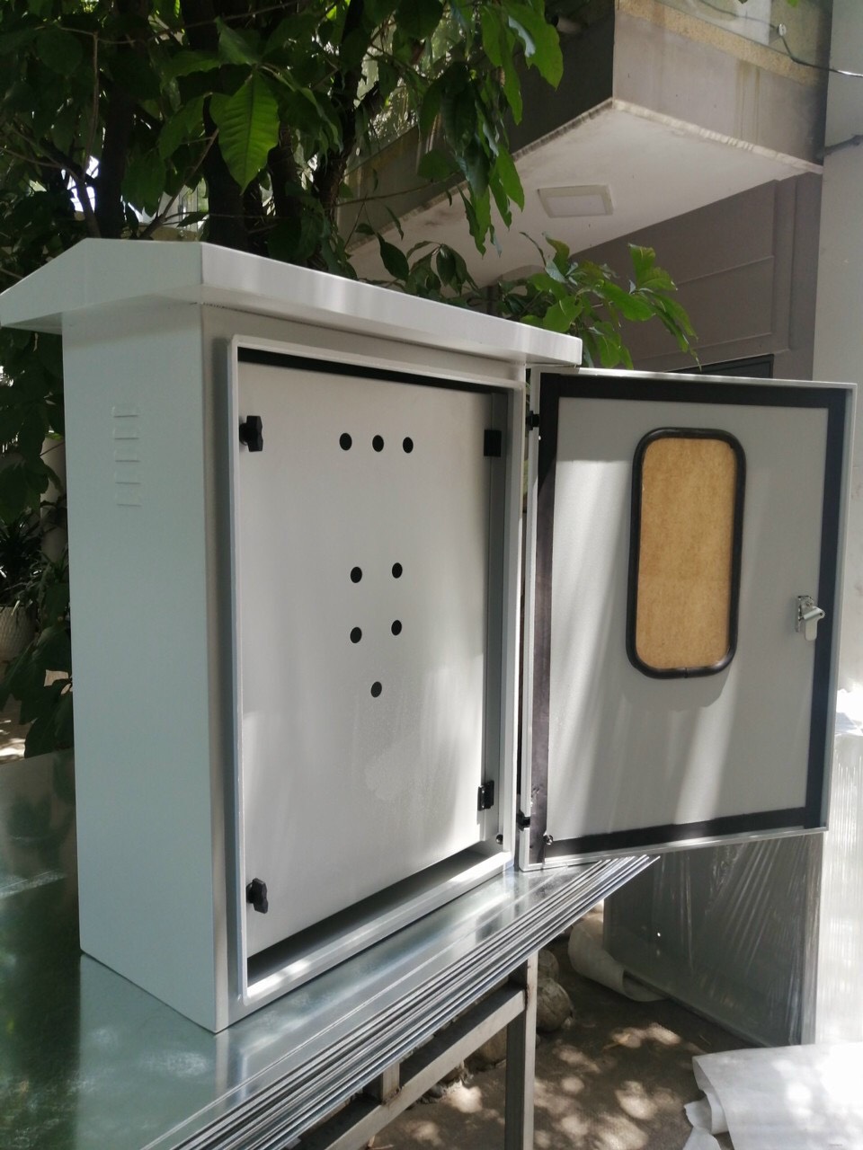 Outdoor electrical cabinet with roof | Quan Pham